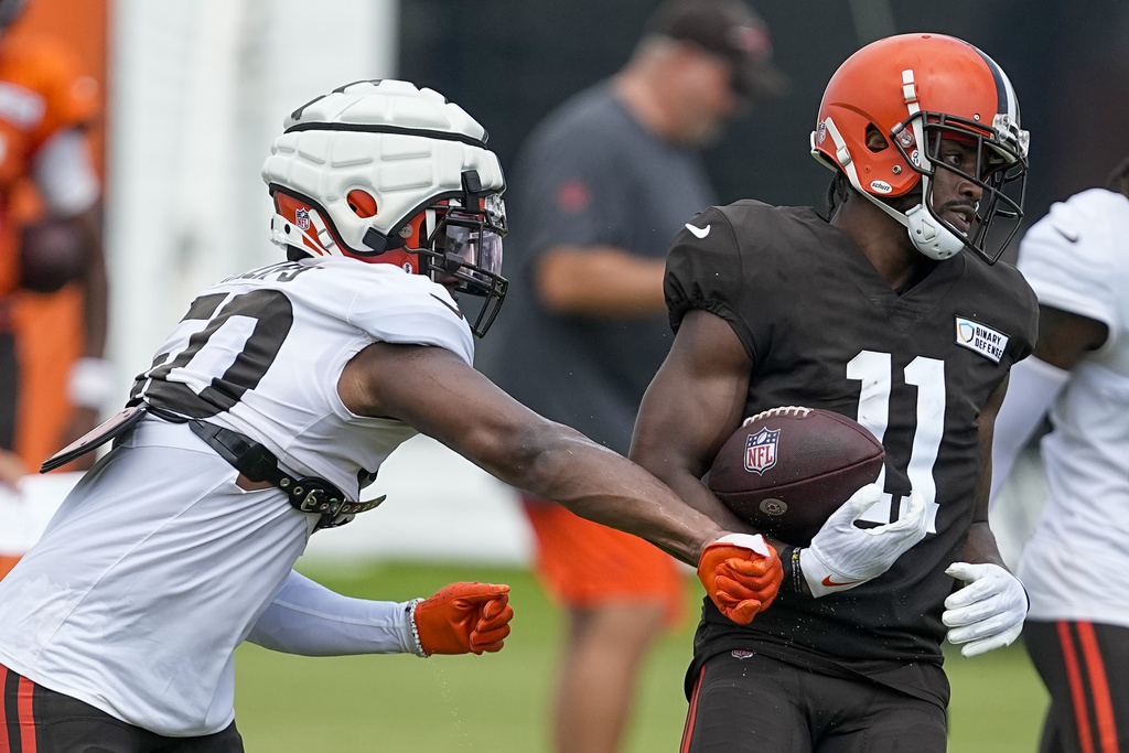 Browns LB Jacob Phillips suffers season-ending pectoral injury for ...